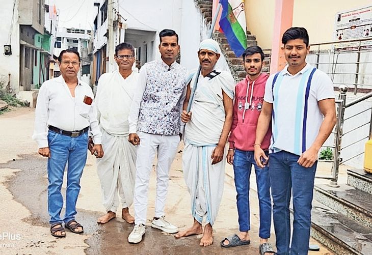 A group of youth left for Bade Baba's darshan in Bari. | बाड़ी में बड़े ...