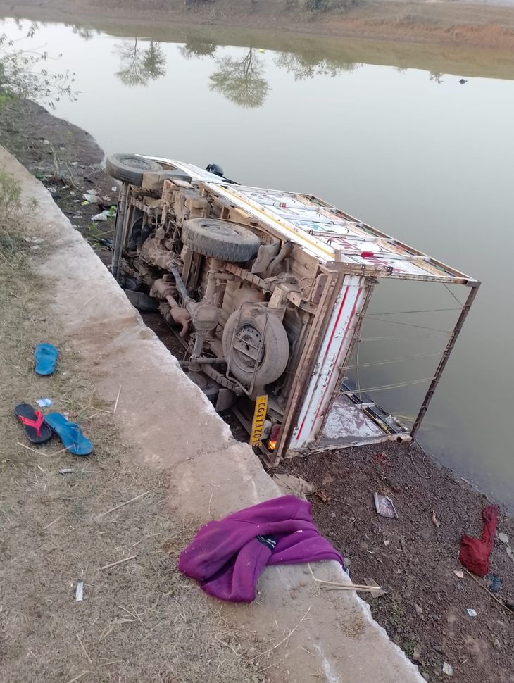 35 people were going to Pendri, pickup overturned 3 km away from the ...