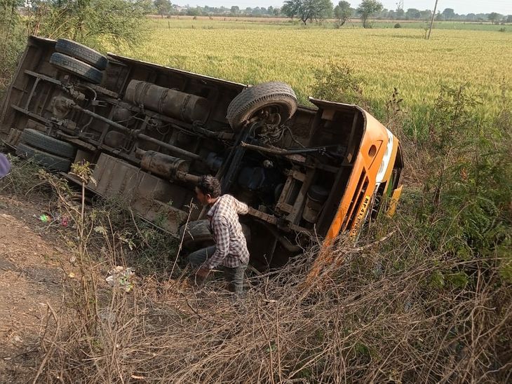 Passenger bus overturns out of control; Treatment of 11 injured ...