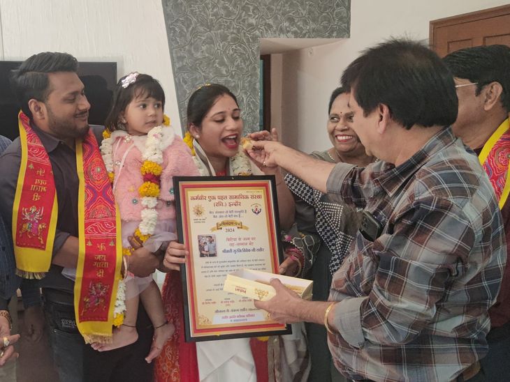 Rathore community performed Kanya Puja in Indore | इंदौर में राठौर समाज ...