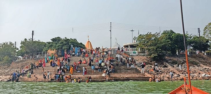 10 thousand devotees took a dip in Singaji reservoir | सिंगाजी जलाशय ...