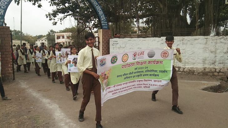 Students came out to make people aware by taking oath of cleanliness ...