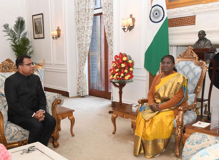 Rajesh Uike of the district paid a courtesy call to President Murmu