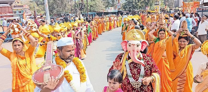 Viraja Shiv family along with Vitthal Rukmini and a large number of ...