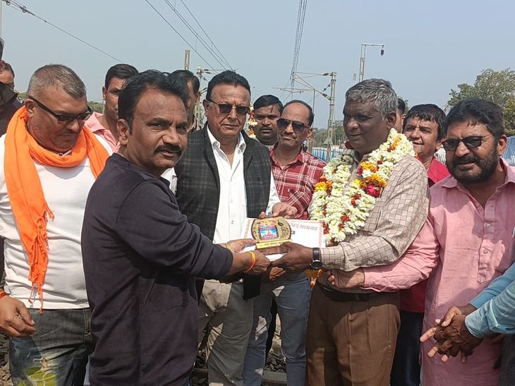 Construction of railway underbridge started in Shamgarh | शामगढ़ में ...