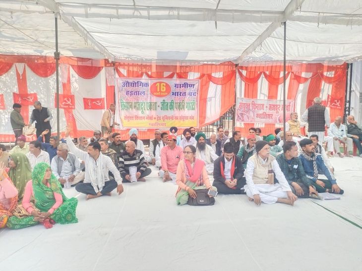 Protest by farmers in support of Bharat Bandh | भारत बंद के समर्थन में ...