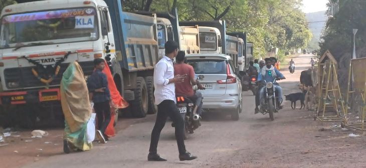 People are facing problems due to highway standing on the roadside in ...