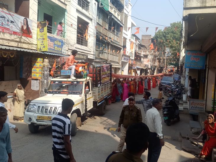 Huge Chunari Yatra taken out in Manawar, Maha Aarti will be performed ...