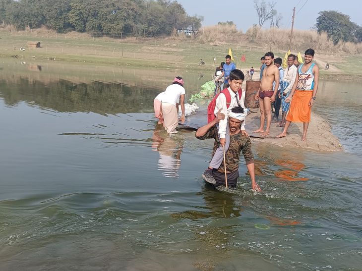 Pipa bridge built on Ganga river broke in Bhadohi | भदोही में गंगा नदी ...