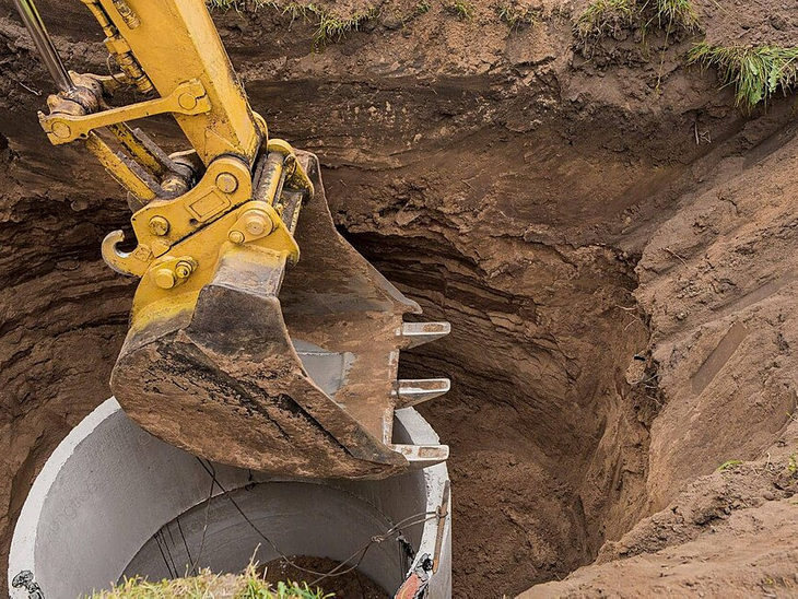 Machine operator fell into 30 feet sewer pit | सीवर के 30 फीट गड्‌ढे ...