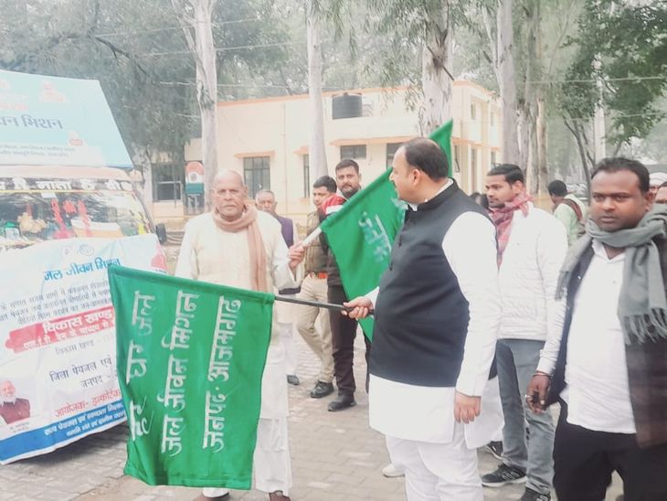 Jal Jeevan Sankalp Rath leaves for village | जल जीवन संकल्प रथ गांव के ...