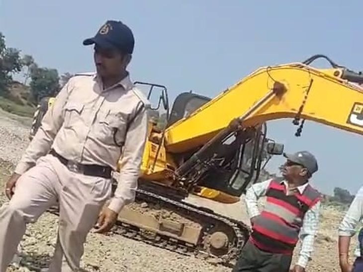 Big negligence exposed: Tehsildar caught poklane machine doing illegal ...