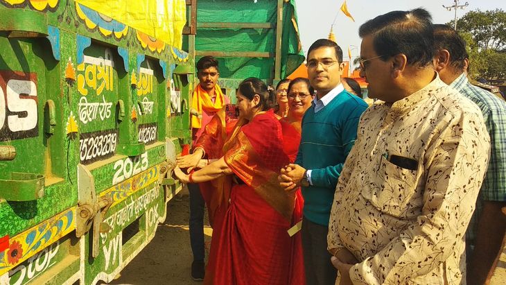 Radium reflectors installed on vehicles to prevent accidents in Mandi