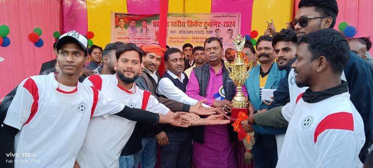 Giddi A's team captured the cricket tournament | क्रिकेट टूर्नामेंट पर ...