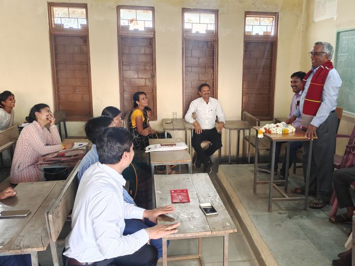 Students of Swami Vivekananda College, Susner practiced yoga. | सुसनेर ...