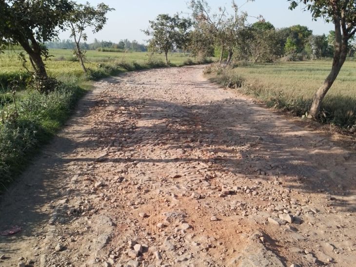 Mau's Bhairopur to Raju Chowk road turns into a pothole | मऊ के भैरोपुर ...