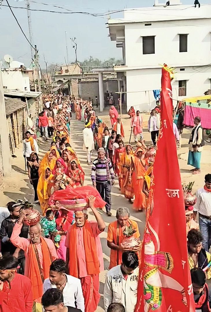 Kalash Yatra taken out for consecration of life in Shiva and Hanuman temple | शिव व हनुमान मंदिर ...
