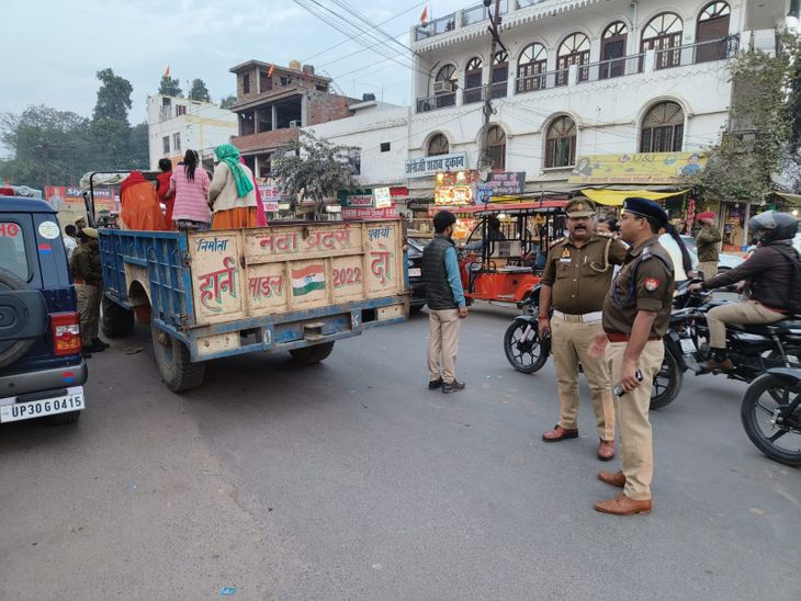 Police seized tractor-trolley carrying passengers | सवारियां लेकर जा ...