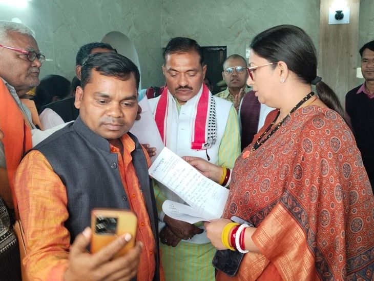Today is the second day of MP Smriti Irani's visit to Amethi. | सांसद ...
