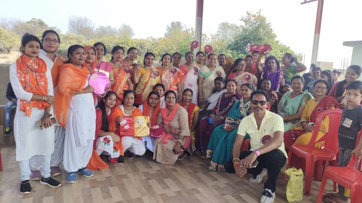 Pooja became the winner in spoon race competition | चम्मच दौड़ स्पर्धा ...