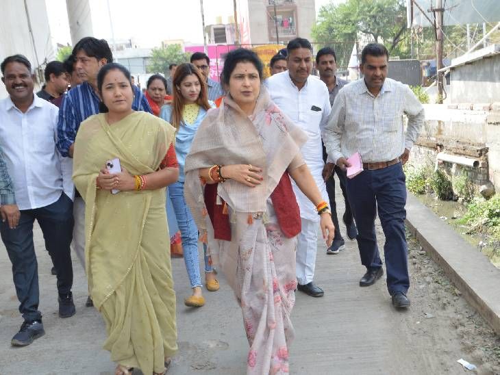 Minister Krishna Gaur arrived to monitor the road | मंत्री कृष्णा गौर ...