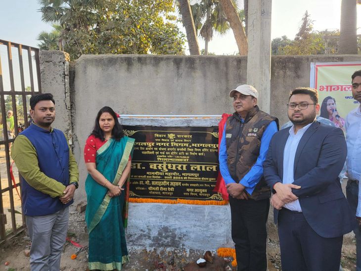 Laying the foundation stone of boundary wall in dumping ground | डंपिंग ...