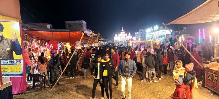 Crowd of villagers gathering in Chandankiyari Saraswati fair ...