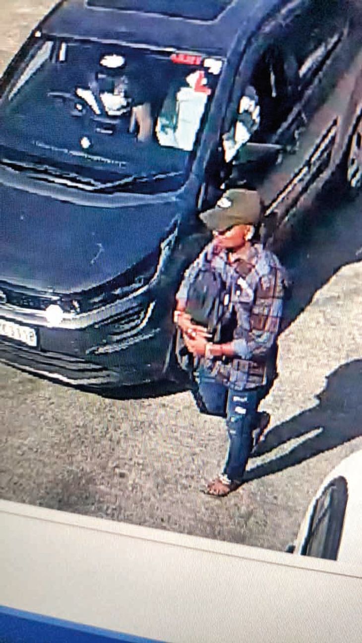 50 thousand rupees kept by shopkeeper in the trunk of scooter missing | स्कूटी की डिग्गी में ...