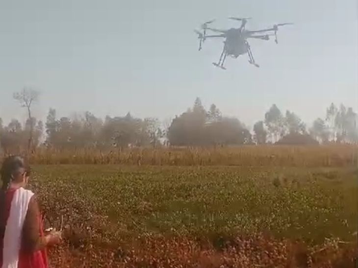 PM Modi spoke to Sitapur's drone-sister Sunita | सीतापुर की ड्रोन-दीदी ...
