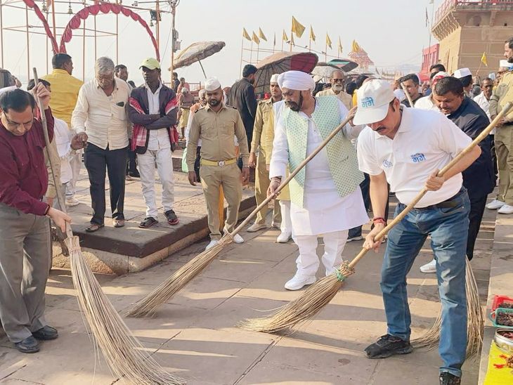 Cleaning campaign was conducted on the ghats of Varanasi.