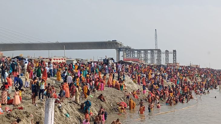 Along with getting tonsured, devotees offered Pathi in Ganga, the ghat ...