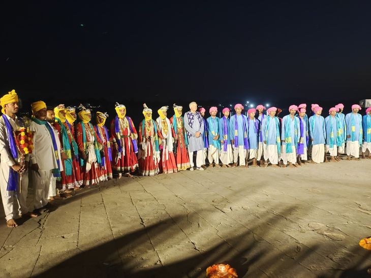 Artists presented Kathi and Bhadham dance | अहिल्या घाट पर दिखी लोक ...