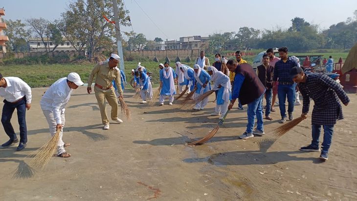 Nirankari devotees launched cleanliness campaign in Mashrak | मशरक में ...