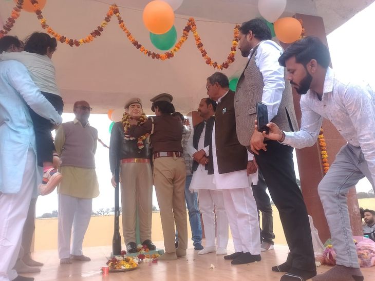 Block chief unveiled the statue of martyred constable