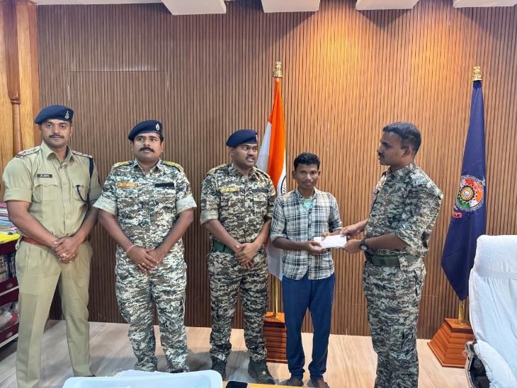 Naxalite commander with a reward of Rs 8 lakh surrendered | सुकमा में 8 ...