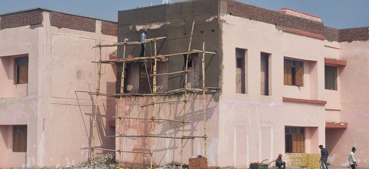 Poor construction: Cracks in the walls of the new building of Law ...