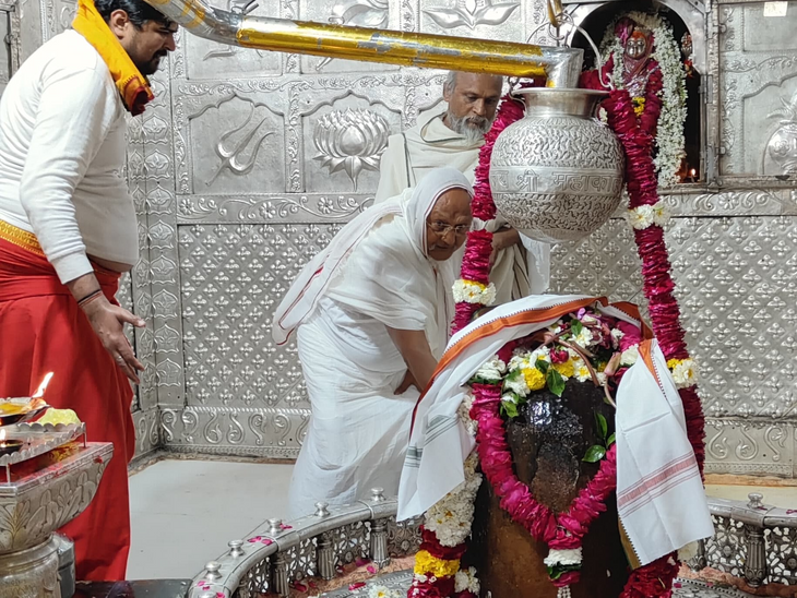 Jain saint reached Mahakal temple for darshan | जैन संत पहुंचे महाकाल मंदिर दर्शन के लिए ...