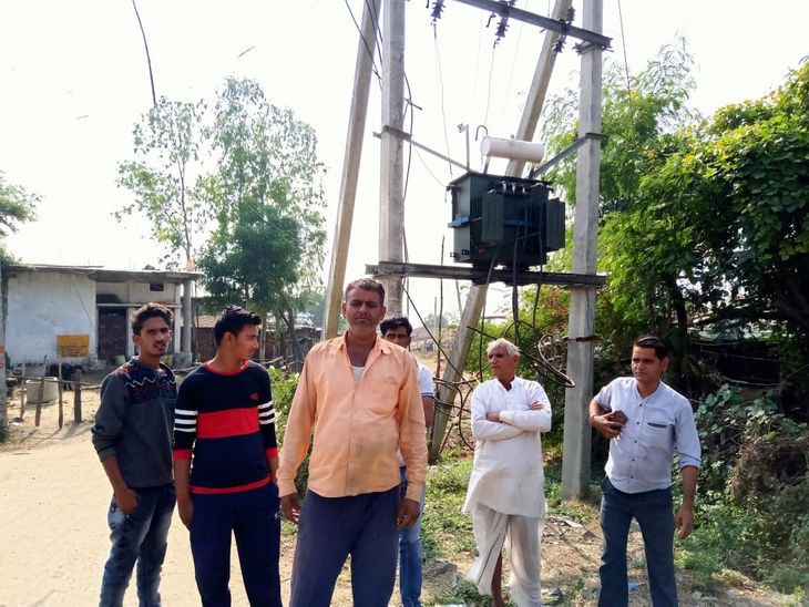 Electricity system collapsed in Kheri | खेरी में बिजली व्यवस्था धराशायी: बल्लियों के सहारे झूल ...