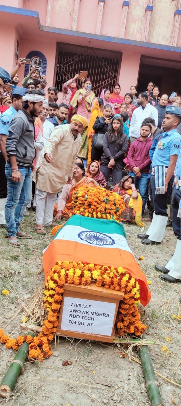 Last farewell given to Air Force soldier | वायु सेना के जवान को दी गई ...