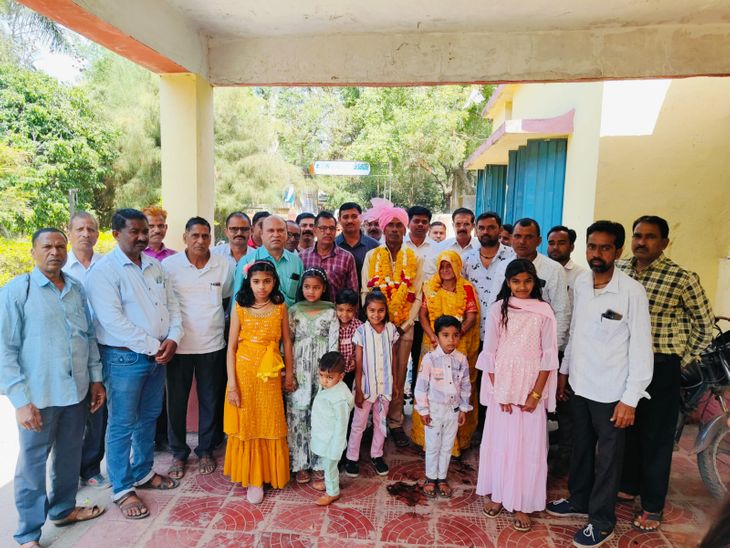 Farewell to Gram Panchayat Secretary Khaped on retirement | ग्राम ...