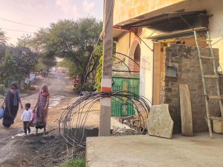 Electricity system collapsed in Dhabla Rai | ढाबला राय में बिजली व्यवस्था धराशायी: गांव में नहीं ...