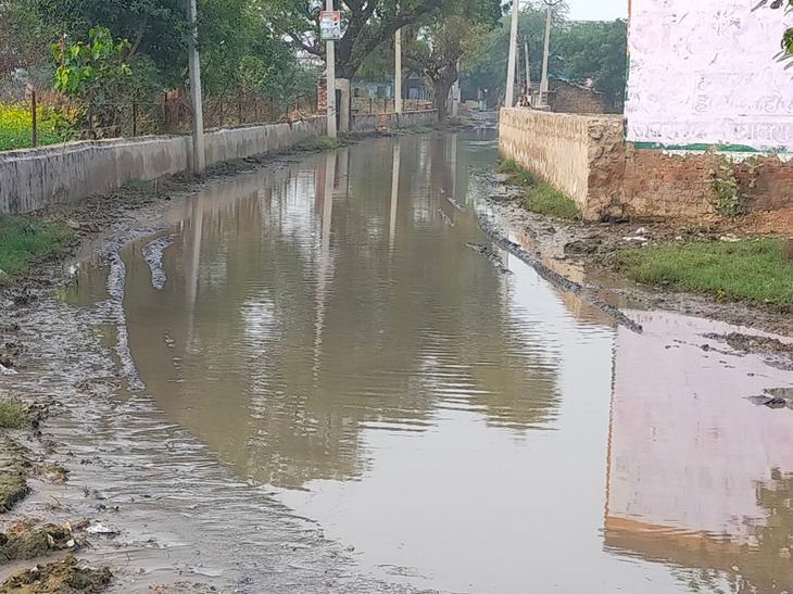 Waterlogging in the main road of Karili village in nadbai | करीली गांव ...