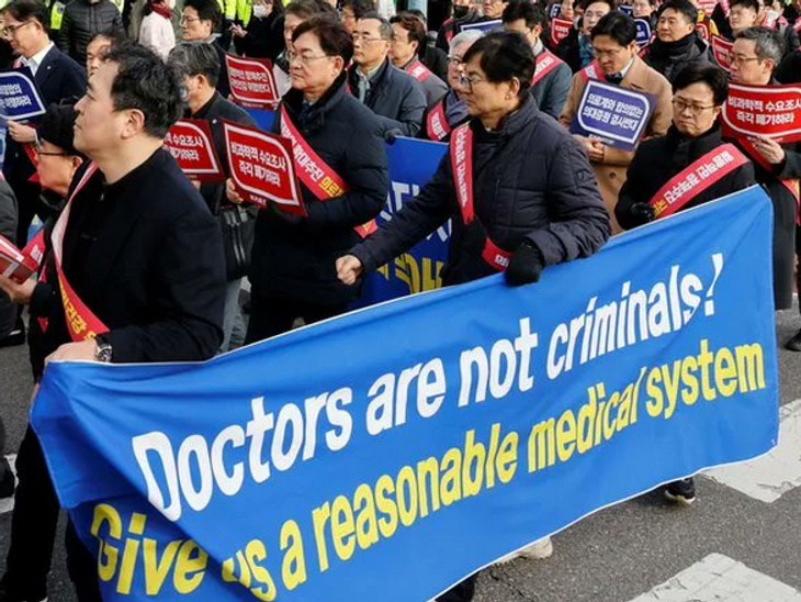 South Korea Doctors Strike Update; Association Office Raided | डॉक्टरों ...