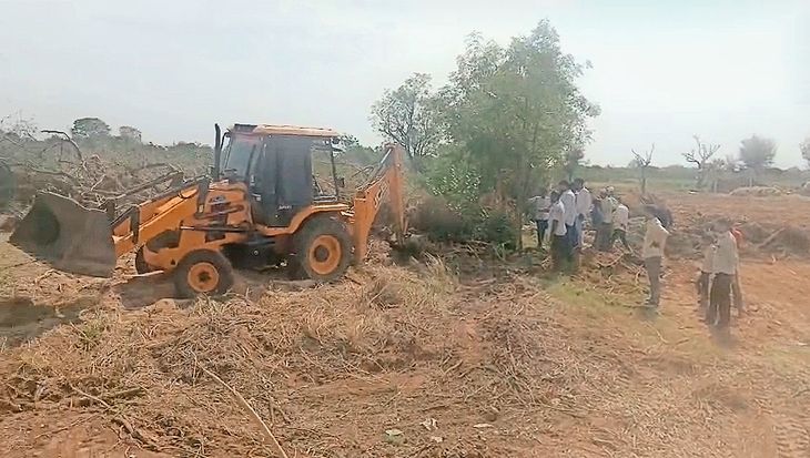 Crops grown by encroachment on inhabited land in paddy and raw construction removed | धाण में ...
