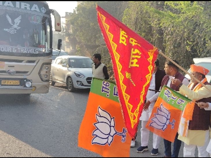 MP flags off buses of Ram devotees | सांसद ने रामभक्तों की बसों को ...