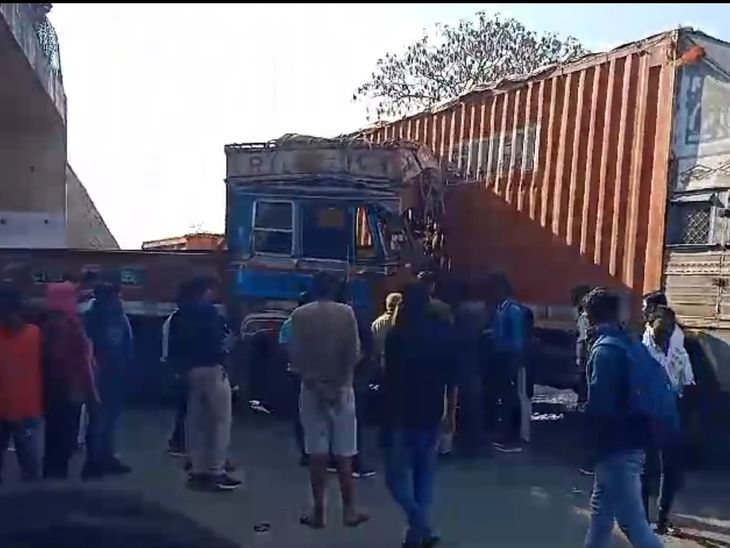 Two tracks collided on NH 43 | NH 43 पर दो ट्रक आपस में भिड़े: ओवरब्रिज ...