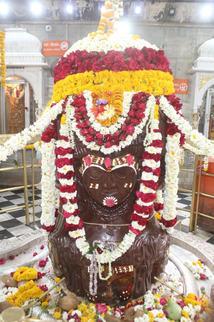 'Shiva' Navratri... Baba Pashupatinath decorated with flowers | 'शिव ...