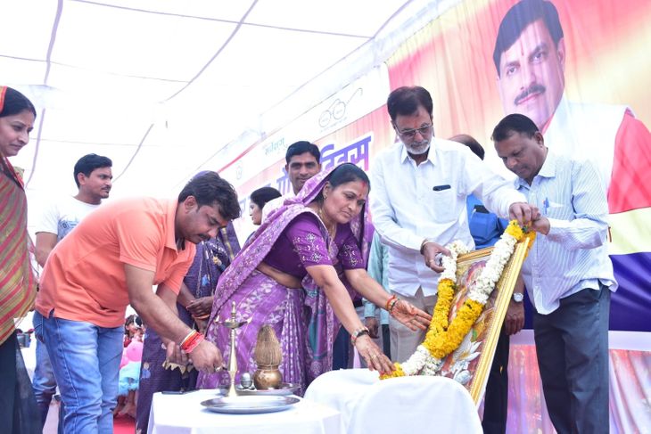 Pithampur: Celebrated Pride Day, presented tribal dance | पीथमपुर: गौरव ...