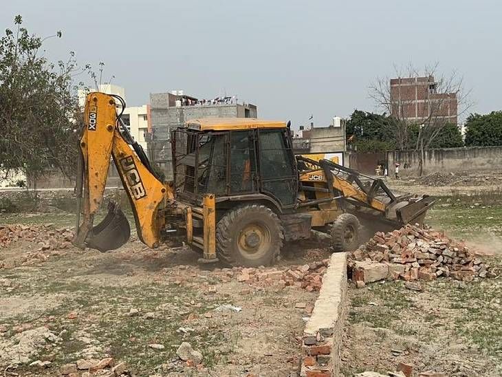 Illegal construction removed from illegal encroachment in Noida 4200 ...