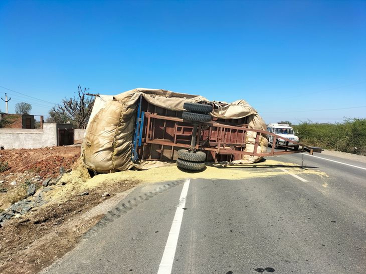 A trolley full of fodder overturned in Asind